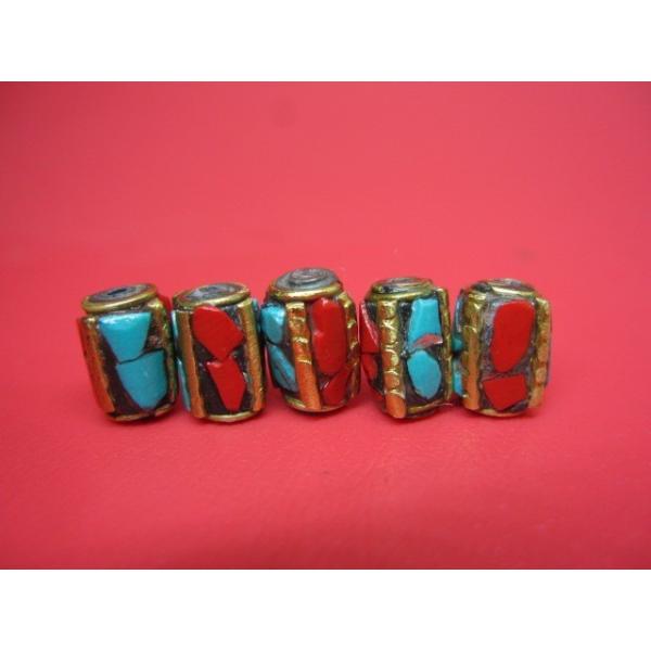 【粒売り】チベットアンティークビーズ縦：約7±0.5mm幅：約11±0.5mm穴サイズ：約Φ0.5mm材質：銅・ターコイズ・珊瑚原産地：チベット青い部分にはターコイズ、赤い部分には珊瑚が使用されています。アンティークですのでキズや欠け、変色...