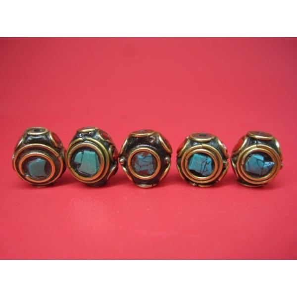 【粒売り】チベットアンティークビーズ縦：約8±0.5mm幅：約10.6±0.5mm穴サイズ：約Φ0.5mm材質：銅・ターコイズ・珊瑚原産地：チベット青い部分にはターコイズ、赤い部分には珊瑚が使用されています。アンティークですのでキズや欠け、...