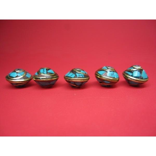 【粒売り】チベットアンティークビーズ縦：約10±0.5mm幅：約12±0.5mm穴サイズ：約Φ0.5mm材質：銅・ターコイズ原産地：チベット青い部分にはターコイズが使用されています。アンティークですのでキズや欠け、変色等があります。※材質上...