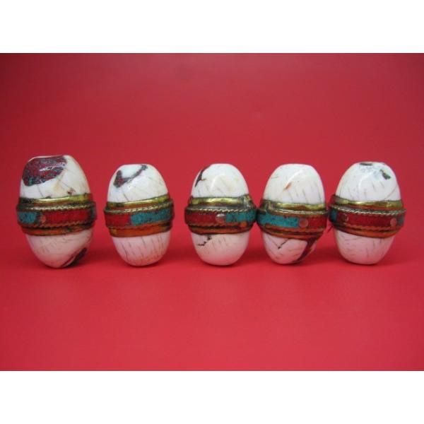 【粒売り】チベットアンティークビーズ縦：約27±1mm幅：約20±1mm穴サイズ：約Φ0.5mm材質：銅・ターコイズ・珊瑚原産地：チベット青い部分にはターコイズ、赤い部分には珊瑚が使用されています。アンティークですのでキズや欠け、変色等があ...