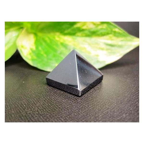 【ピラミッド】テラヘルツ☆商品情報☆底辺：約23mm高さ：約18mm重さ：約10g原産地：ドイツ※日本の鑑別機関で鑑別されたものですが、鑑別書は付きませんのでご了承ください。※表面や先端部分にキズや欠け等があります。※照明等の関係で実際の色...