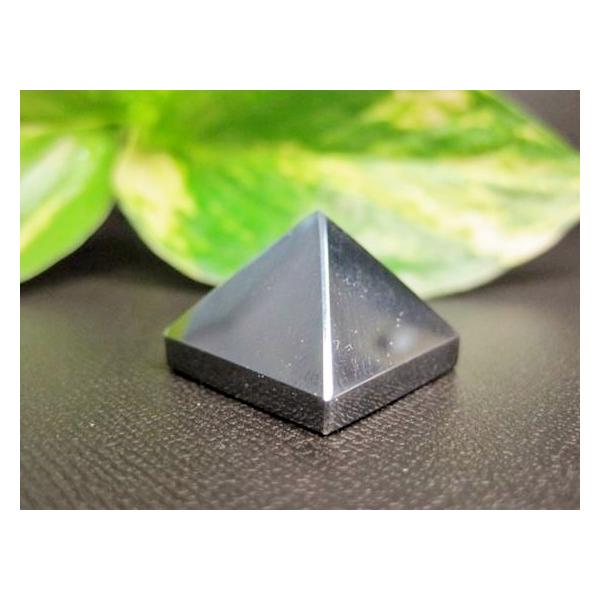 【ピラミッド】テラヘルツ☆商品情報☆底辺：約22mm高さ：約17mm重さ：約10g原産地：ドイツ※日本の鑑別機関で鑑別されたものとなりますが、鑑別書は付属しませんので、ご了承ください。※表面や先端部分にキズや欠け等がある場合があります。※照...