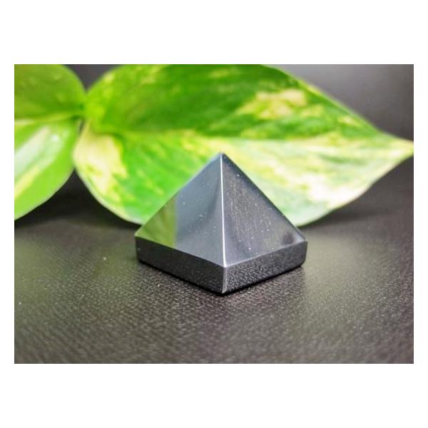 【ピラミッド】テラヘルツ☆商品情報☆底辺：約24mm高さ：約20.5mm重さ：約13g原産地：ドイツ※日本の鑑別機関で鑑別されたものとなりますが、鑑別書は付属しませんので、ご了承ください。※表面や先端部分にキズや欠け等がある場合があります。...