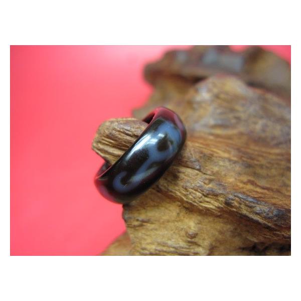 【チベット天珠指輪】☆商品情報☆幅：約7mm厚み：約2.6mmサイズ：約7号原産地：チベット※照明等の関係で実際の色とは多少イメージが異なる場合もありますのでご了承ください。※こちらは一点物となっておりますので、画像の商品のお届けとなります...