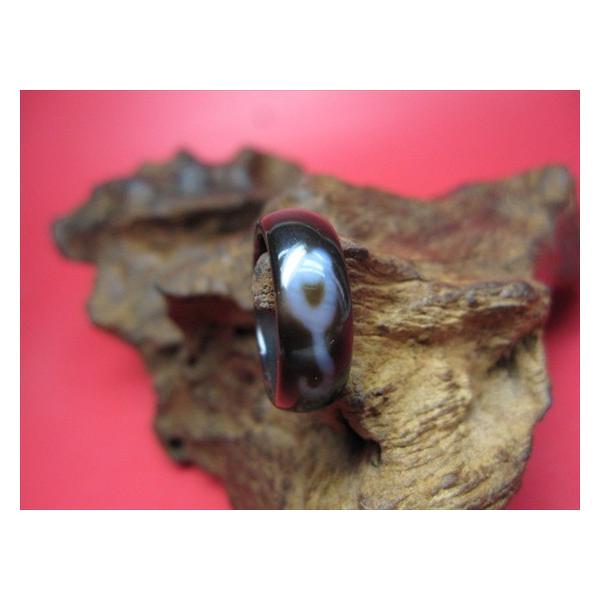 【チベット天珠指輪】☆商品情報☆幅：約7mm厚み：約2.6mmサイズ：約11号原産地：チベット※照明等の関係で実際の色とは多少イメージが異なる場合もありますのでご了承ください。※こちらは一点物となっておりますので、画像の商品のお届けとなりま...