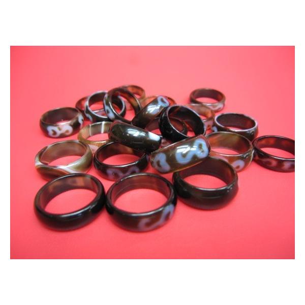 【チベット天珠指輪】水蓮花天珠☆商品情報☆幅：約6-9mm厚み：約2.5±0.5mmサイズ：約18号原産地：チベット形状やサイズのばらつき、模様のにじみ、ぼやけ、石に模様等があります。色味や幅、厚さ等の指定はできませんのでご了承ください。お...