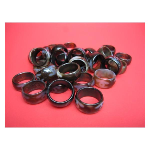 【チベット天珠指輪】雙貴人天珠☆商品情報☆幅：約8-12mm厚み：約2.6±0.5mmサイズ：約13号原産地：チベット形状やサイズのばらつき、表面の小キズや凹み、模様のにじみ、ぼやけ、石に模様等があります。色味や幅、厚さ等の指定はできません...