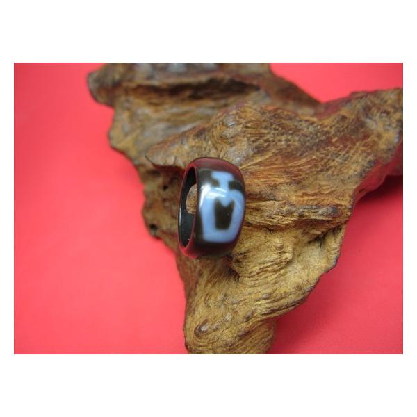 【チベット天珠指輪】寶瓶天珠☆商品情報☆幅：約10mm厚み：約3mmサイズ：約12号原産地：チベット※照明等の関係で実際の色とは多少イメージが異なる場合もありますのでご了承ください。※こちらは一点物となっておりますので、画像の商品のお届けと...