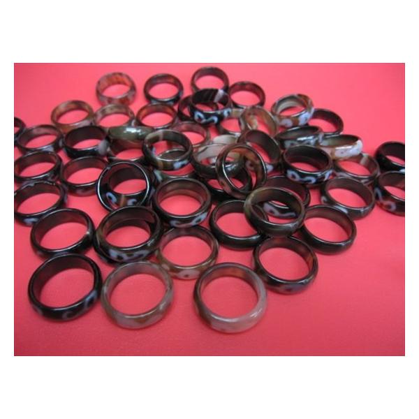 【チベット天珠指輪】水蓮花天珠☆商品情報☆幅：約6-9mm厚み：約2.6±0.5mmサイズ：約17号原産地：チベット形状やサイズのばらつき、模様のにじみ、ぼやけ、石に模様等があります。色味や幅、厚さ等の指定はできませんのでご了承ください。お...