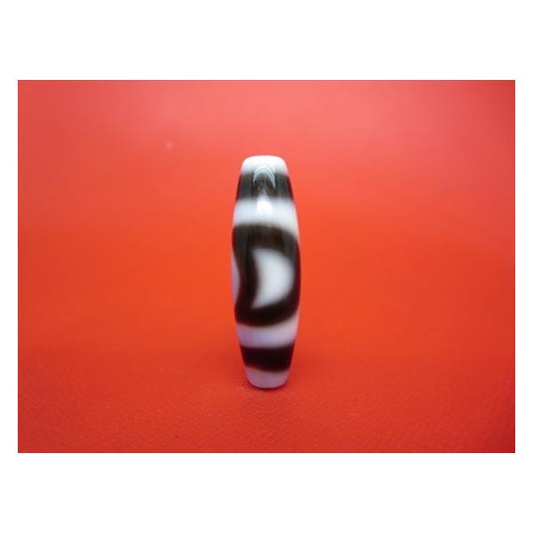 【チベット高級天珠】☆商品情報☆長さ：約38mm直径：約Φ12mm穴サイズ：Φ2mm中国・チベット天珠※照明等の関係で実際の色とは多少イメージが異なる場合がありますのでご了承ください。※こちらは一点物ですので、画像の商品のお届けとなります。...