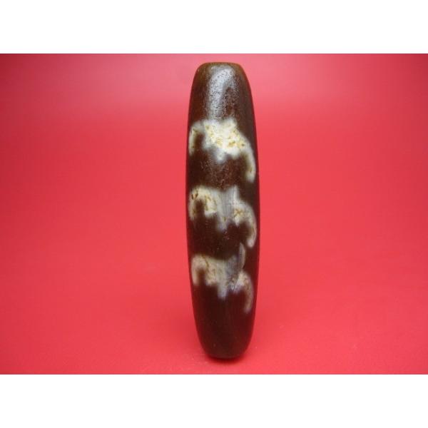 【チベット天珠】五福臨門天珠商品情報長さ：約48mm直径：約Φ13mm穴サイズ：Φ2.2±0.2mm中国・チベット天珠※油潤加工により、表面はしっとり艶やかな仕上りとなります。※滑らかな質感で、均一に馬蹄痕が入っています。おしゃれ かわいい...