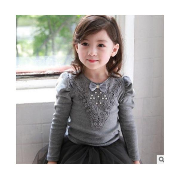 パフスリーブにレース付のクルーネックの長袖シャツ、トップス