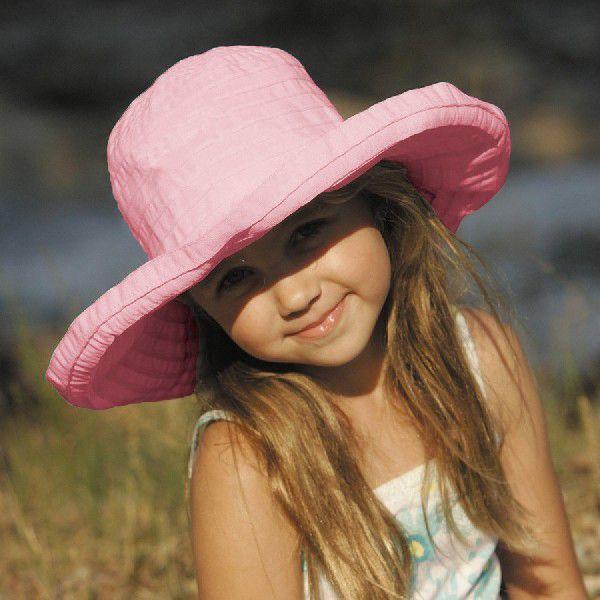 欧米の女の子に大人気♪つばの広い爽やかなＵＶハットサイズ：53cm（55cm表記ですが小さめのつくりとなっております。）※帽子の内側に調整紐がついておりサイズ調整ができます。目安：5歳〜12歳つばの長さ：約11.5cm帽子のつばが広いため紫...