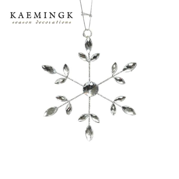 雪の結晶をモチーフにした美しいジュエルオーナメントです。まるで万華鏡を見ているかのような美しい幾何学模様が魅力です。透明感のあるクリスタルで形作られたスノーフレークが光に反射してキラキラと輝きを放ちます。イルミネーションの光だけでなく、日の...