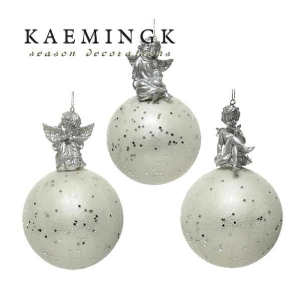 クーゲルの上でくつろぐ可愛らしい天使のオーナメントです。ホワイトボールにはラメが散りばめられていて、見る角度によってキラキラと輝きを放ちます。シルバーとホワイトの組み合わせが清楚で洗練された雰囲気を纏い、ツリーを上品に仕上げてくれるフェミニ...