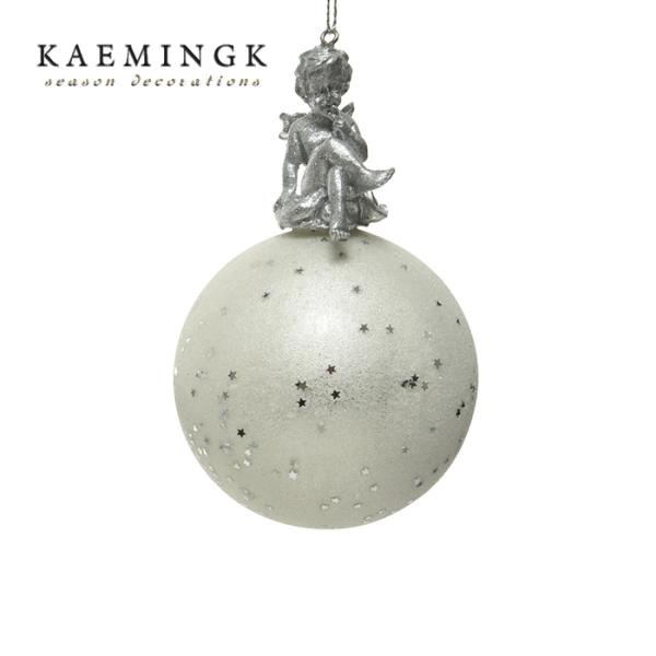クーゲルの上でくつろぐ可愛らしい天使のオーナメントです。脚を組み何かを考える姿がとても魅力的ですね。ホワイトボールにはラメが散りばめられていて、見る角度によってキラキラと輝きを放ちます。シルバーとホワイトの組み合わせが清楚で洗練された雰囲気...