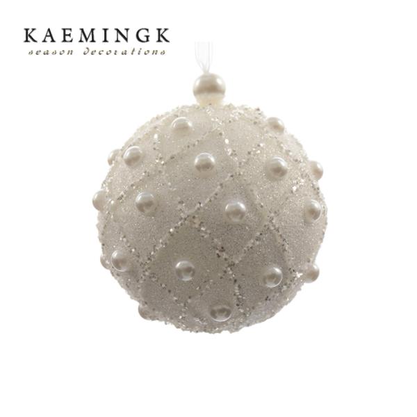 ホワイトボールにパールビーズをあしらったお洒落なオーナメントです。ボールの表面には細かなグリッターが一面に施されています。大ぶりのラメで描かれたひし形模様がエレガントな雰囲気を添えてくれます。2種類のラメが光を浴びて幻想的な輝きを放ちます。...