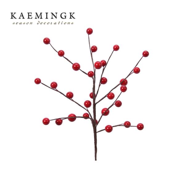 レッドベリーの枝は、南天の実を思わせる冬らしいイメージのデコレーションオーナメントです。赤い色はクリスマスらしさを演出する際には必要不可欠な色なので、クリスマスツリーの飾り付けの１アイテムとして相性も良く、おすすめです。クリスマスツリーの緑...
