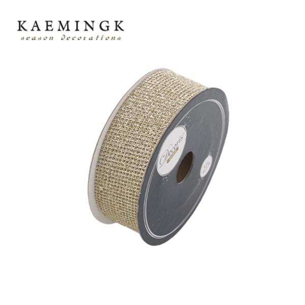 ゴールドメッシュが独特の個性を放つ、存在感たっぷりのリボンです。ゴールドカラーはどんなカラーリングにも映えるのでプレゼントのラッピングやリボンとしてツリーのオーナメントとしてもおすすめです。※商品の特性上ラメが落ちやすくなっております。予め...