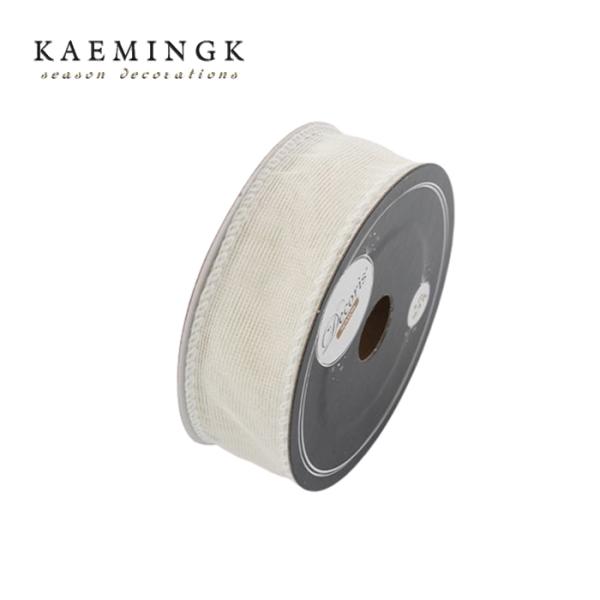 エッジにラインの入ったホワイトシアーの美しいリボン。やさしいホワイトカラーはどんなカラーリングにも映える使いやすい色合い。プレゼントのラッピングやオーナメントのリボンとして大活躍します。ワイヤー入りで成型しやすい事もポイントです。※商品の特...