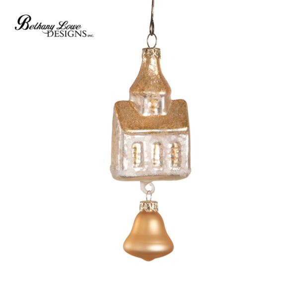 教会のモチーフオーナメントです。厳かな雰囲気に包まれたクリスマスを彷彿とさせるデザインが魅力です。底には教会の鐘を模したゴールドベルが吊るされていて、神聖な鐘の音が今にも聞こえてきそうですね。ぱっと目を引く華やかさがありつつもどこかノスタル...