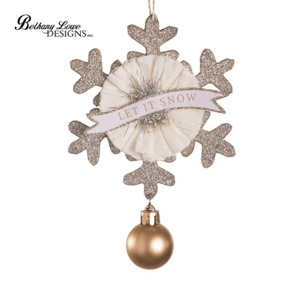 おしゃれなスノーフレークのオーナメントです。キラキラとグリッターが散りばめられた六角形の雪の結晶にゴールドのオーナメントボールがひとつ吊るされています。中央にはペーパークラフトの可愛らしい白い花と「LET IT SNOW（雪を降らせよう）」...