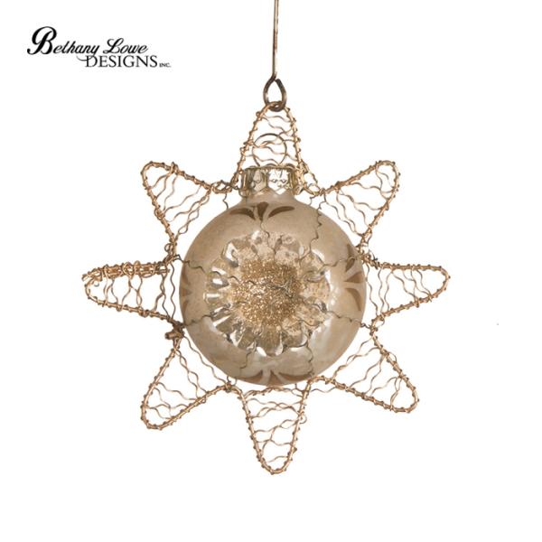 ヴィンテージ風のワイヤースターオーナメントです。エレガントなゴールドボールオーナメントと星型のワイヤークラフトが融合したおしゃれなオーナメントです。ぱっと目を引く華やかさがありつつもどこかノスタルジックな雰囲気が漂う素敵なデザインに仕上がっ...