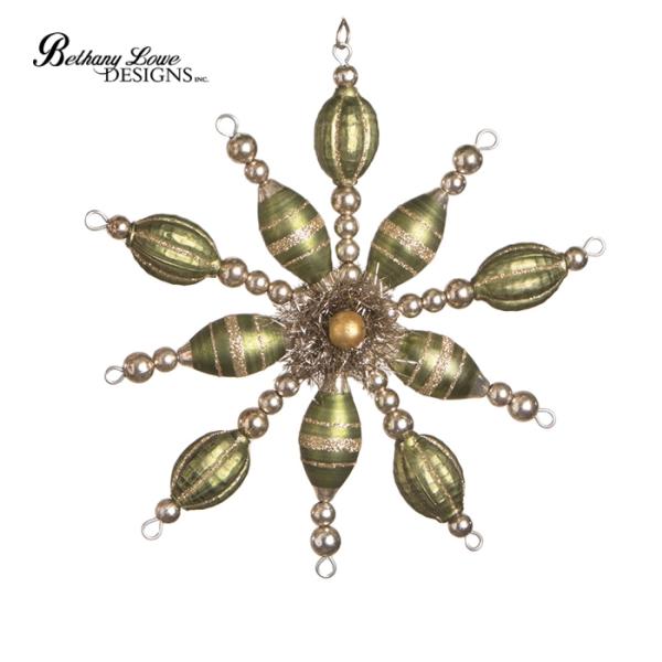 中心から放射線状に放たれた光を模したスターバーストオーナメント。星の各辺に描かれているゴールドグリッターのラインが良いアクセントとなり、より煌びやかな印象を与えてくれます。ぱっと目を引く華やかさがありつつもどこかノスタルジックな雰囲気が漂う...