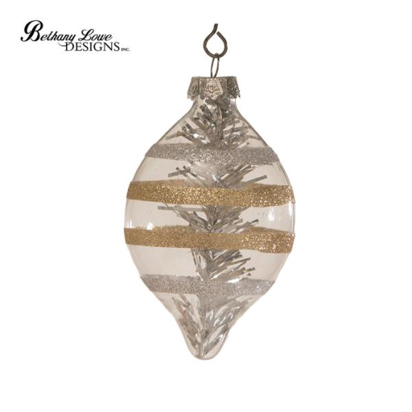 透明なガラスボールにシルバーとゴールドのストライプが描かれた、おしゃれなオーナメントです。クリアボールとキラキラ輝くグリッターを組み合わせたオーナメントは、シンプルならがも存在感を感じられるデザインに仕上がっています。ボールの中のシルバーモ...