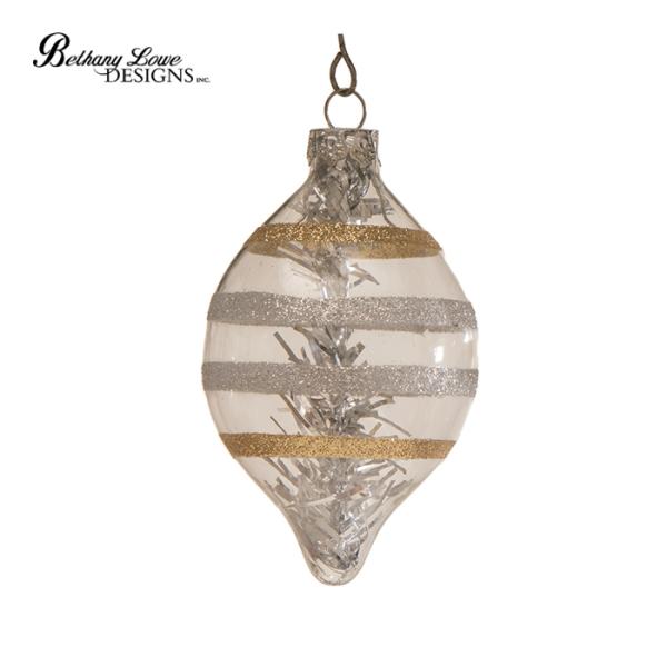 透明なガラスボールにシルバーとゴールドのストライプが描かれた、おしゃれなオーナメントです。クリアボールとキラキラ輝くグリッターを組み合わせたオーナメントは、シンプルならがも存在感を感じられるデザインに仕上がっています。ボールの中のシルバーモ...