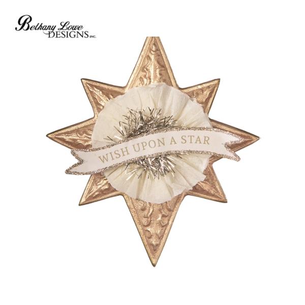 八角の星（八芒星）のオーナメントです。人気のスターモチーフをアンティーク調に仕上げたお洒落なオーナメント。上品な存在感を放つゴールドカラーが印象的です。中央にはペーパークラフトの可愛らしい白い花と「WISH UPON A STAR（星に願い...