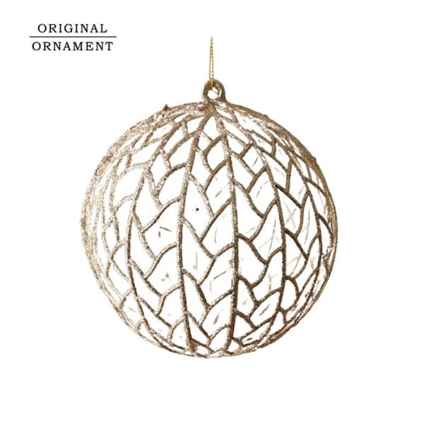華やかな印象のゴールドメッシュボールです。ボリューム感のある大きさですがメッシュ状なのでオーナメント自体に軽やかさが感じられます。メッシュの表面に施されたゴールドラメが上品な煌めきを放ちます。クリスマスツリー馴染みが良く、飾ると程よい存在感...