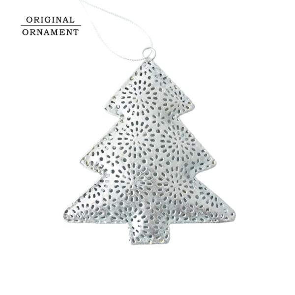 繊細な透かし模様が入ったおしゃれなツリーモチーフのシルバーメタルオーナメントです。金属特有の質感と落ち着きのある光沢でどんな色合いのツリーとも調和しやすく合わせやすいアイテムです。無機質で洗練されたデザインですが、ふっくらとした丸みがあるの...