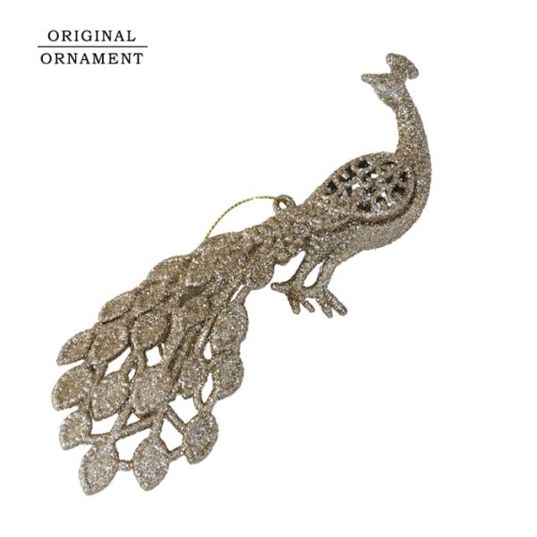 幸運を呼ぶ鳥として崇められてきた孔雀のオーナメント。聖なる夜にふさわしい上品な雰囲気が漂います。ゴールドのラメがキラキラと輝き、ツリーに飾れば存在感たっぷり。大きな羽を休ませながら佇む姿はとても美しく、今年のクリスマスもたくさんの幸せが降り...