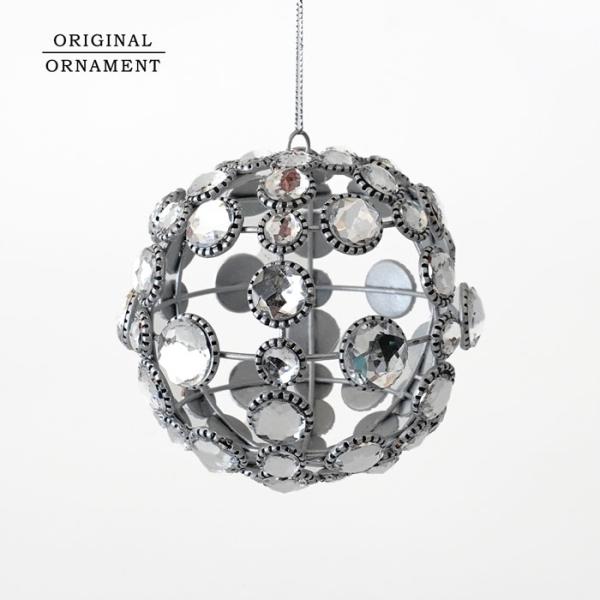 デザインカットされたアクリルストーンとシルバーワイヤーの組み合わせがおしゃれなクラシカルミラーボール。大きさの異なるアクリルストーンが球を描くようにあしらわれた存在感のあるデザインが魅力です。透明感のあるアクリルストーンが光を反射し、まるで...