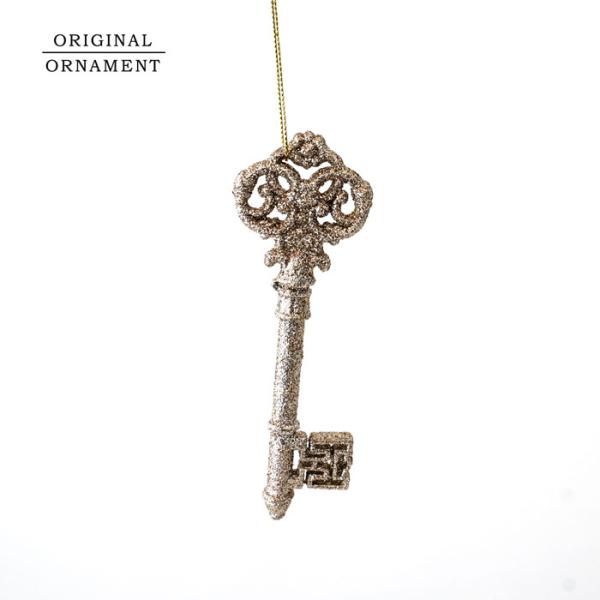 アンティーク調のデザインで高級感を感じられるシャイニーゴールドクラシカルオーナメント（鍵風）です。クラシカルキーの美しいシルエットがエレガントな雰囲気を漂わせます。表面には細かなゴールドラメが施されていて光に反射してキラキラと輝きを放ちます...