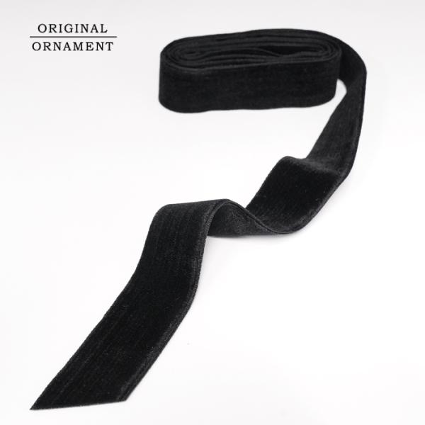 美しい光沢のある生地が高級感を演出してくれるブラックベルベットのリボンです。落ち着きのあるブラックカラーなので、モノトーンな空間やシックな雰囲気にもよく合います。派手すぎず上品な雰囲気でコーディネートに洗練された華やかさをプラスしてくれます...