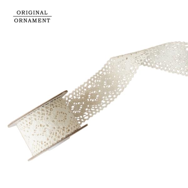 柔らかなコットン素材のレースリボンです。自然派の柔らかな色合いなので、ナチュラルな空間や和風な雰囲気にもよく合います。派手すぎず上品な雰囲気でコーディネートに温かみあるナチュラルな印象をプラスしてくれますよ。サイズは幅約4cm、長さ約300...