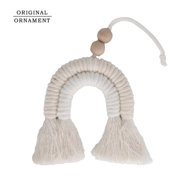 ナチュラルな雰囲気がかわいいマクラメレインボーのオーナメントです。シンプルなホワイトカラーに自然な風合いが感じられ、とてもおしゃれです。淡い色合いのツリーやナチュラルな雰囲気のツリーと相性の良いオーナメントです。ガラスとは異なる素材感でツリ...
