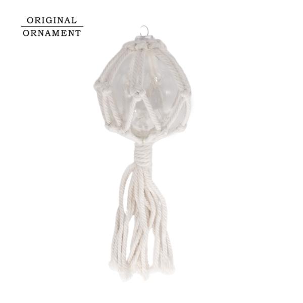 ナチュラルな雰囲気で空間を癒してくれるガラスボールオーナメントです。紐を手で編んで模様を生み出すマクラメ編みが目を引くお洒落なデザインです。丁寧に結われた組紐と透明なガラスボールの組み合わせが素材本来の自然な美しさを引き立てています。素材そ...