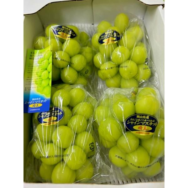●産地名岡山県●品種名シャインマスカット 晴王●内容量約2kg / 3〜5房 ●商品説明ぱっと目を引く透き通った美しい外観のシャインマスカットは、瀬戸内の太陽をたくさん浴び、緑が深く綺麗な翡翠色をしています。大粒な実には種がなく、皮ごと食べ...