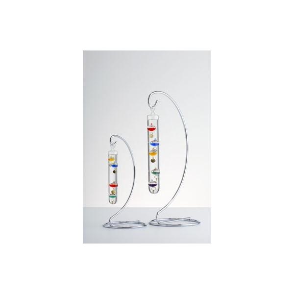 ガリレオ温度計 クロムスタンド気温によってガラス管の中のガラスボールが上下する不思議な温度計。ガリレオ・ガリレイが発見した「温度によって液体の密度が変化する」という比重測定原理を利用しています。(※精密な温度測定をするための商品ではございま...