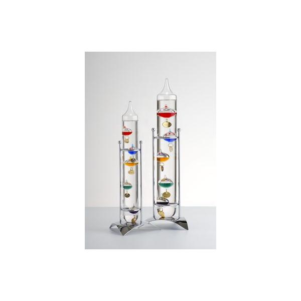 ガリレオ温度計 クロムスタンド気温によってガラス管の中のガラスボールが上下する不思議な温度計。ガリレオ・ガリレイが発見した「温度によって液体の密度が変化する」という比重測定原理を利用しています。(※精密な温度測定をするための商品ではございま...