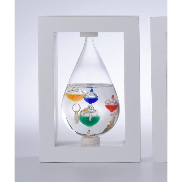 ガリレオ温度計 木枠（しずく型）気温によってガラス管の中のガラスボールが上下する不思議な温度計。ガリレオ・ガリレイが発見した「温度によって液体の密度が変化する」という比重測定原理を利用しています。(※精密な温度測定をするための商品ではござい...