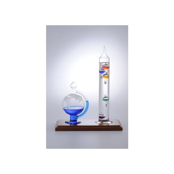 ガリレオ温度計とガラスの気圧計のセットです。 ガリレオ温度計は気温によってガラス管の中のガラスボールが上下する不思議な温度計。 気圧計は悪天だと気圧が低く（低気圧）管の水面は上昇します。逆に、好天になると気圧が高くなり（高気圧）管の水面は下...