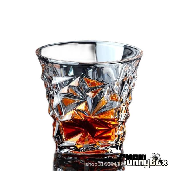 精巧な彫刻や模様が施されたクリスタル製のワインデキャンターは、ワインの香りと風味を引き立て、ディスプレイとしても美しいアクセントになります。無鉛ガラス製ビールマグは、泡立ちを良くし、ビールの味わいを大限に引き出します。また、丈夫で割れにくい...