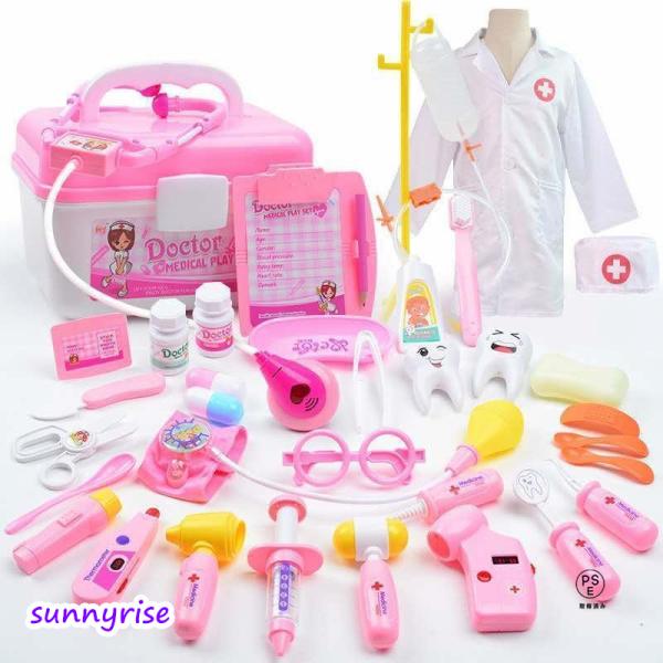 【豪華なお医者さんごっこ】聴診器、メガネ、、ハンマー、ピンセット、、、薬瓶、はさみ、口腔鏡、耳鏡、カルテなど共に35点セットのおままごとお医者さんセットです。帽子とエプロンも付き、お医者さんが嫌いなお子様でも病院に行くことの恐怖も克服します...