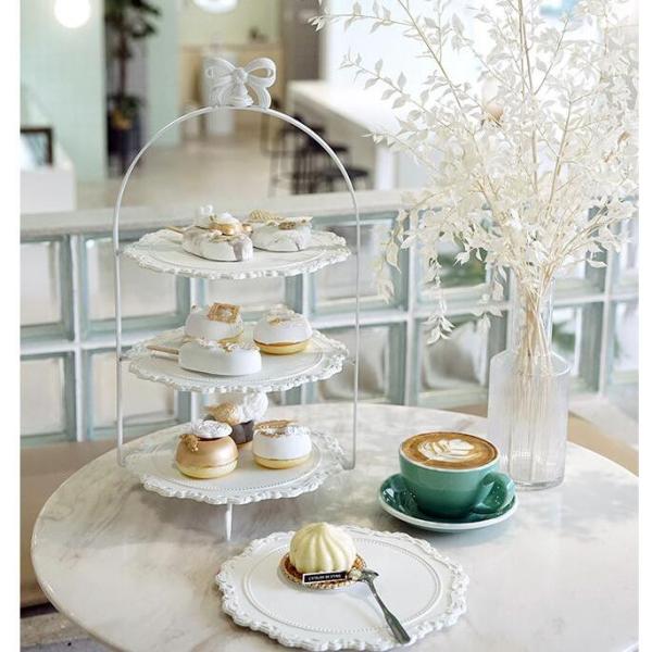 ■サイズ【プレート】直径25ｃｍ【3段用ラック】高さ：約50ｃｍ 幅：27ｃｍ 内径：18ｃｍ■カラー展開a）ホワイト ｂ）ブラック ｃ）マットゴールド■素材／枠：鉄 プレート：樹脂■お手入れ方法／手洗い・弱性洗剤使用可・柔らかいスポンジ使...