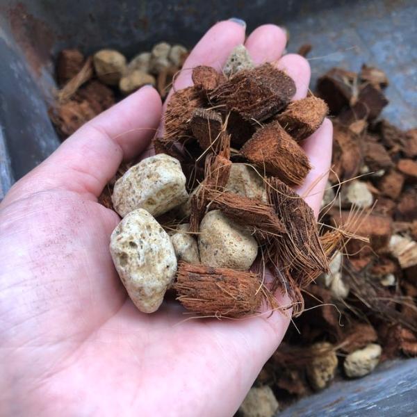 《商品内容》今話題で、植物を大きく育てたい人にぴったりの土販売いたします！『ねこチップLLサイズ』の小分けタイプです。（1袋２リットル入り）数量変更でたくさんご購入も可能です。ねこチップ(LL)：旧アントニオ・材料：ココチップ：軽石= 2：...