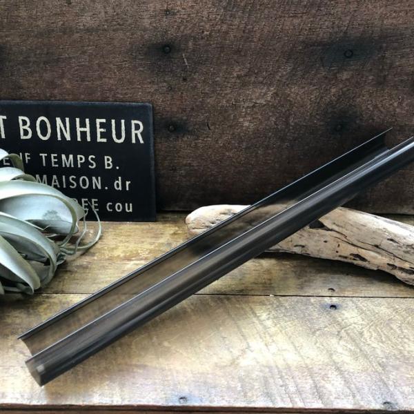 蔓性の植物を気根から登らせることができる『ねこ型登り棒』M/長さ 50cmです。新色のブラックです。《ねこの登り棒の特徴》登り棒の中に、用土を充填でき、登り棒自体が植木鉢と同じ役割をします。その為、ひと節ごとの根が登り棒の中で、発根すること...